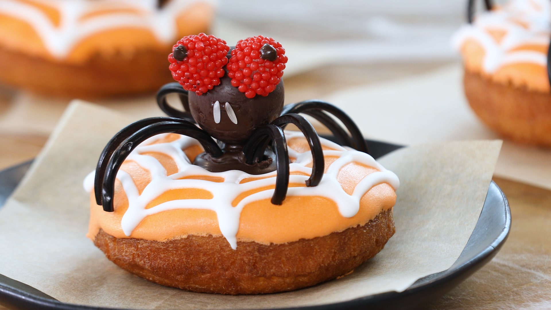 Video: Halloween Spider Doughnut - Dish Works